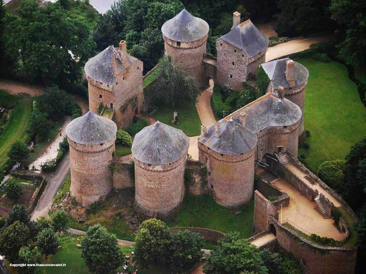 Castle of Lassay, France [1200x900] [OS] : r/castles